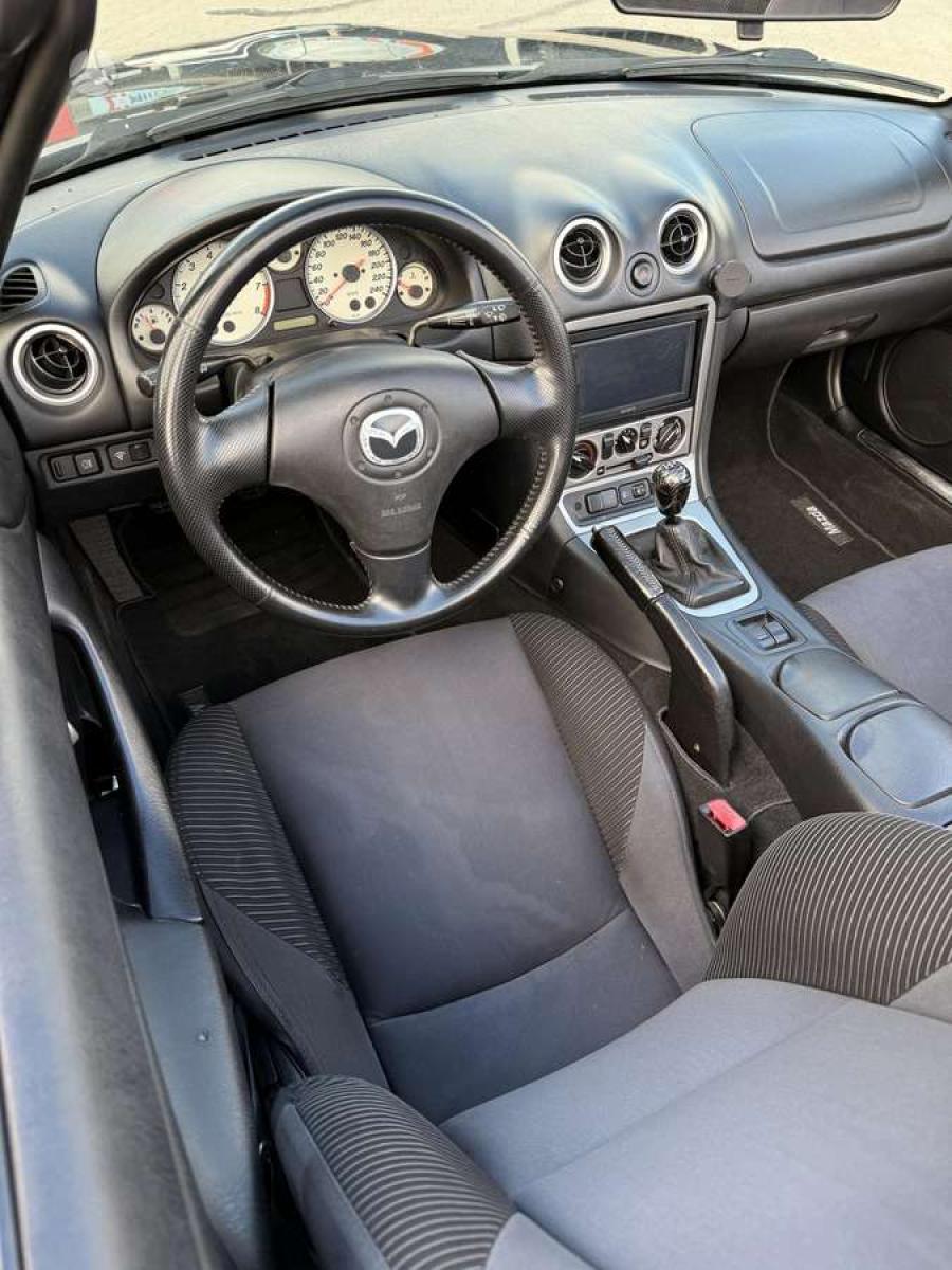 Black Mazda MX-5 2004 in Vilnius, with an engine capacity of 1.60 L and mileage of 158 thousand km for 3890 €, photo 19 on AUTOMOTO.COM.LV