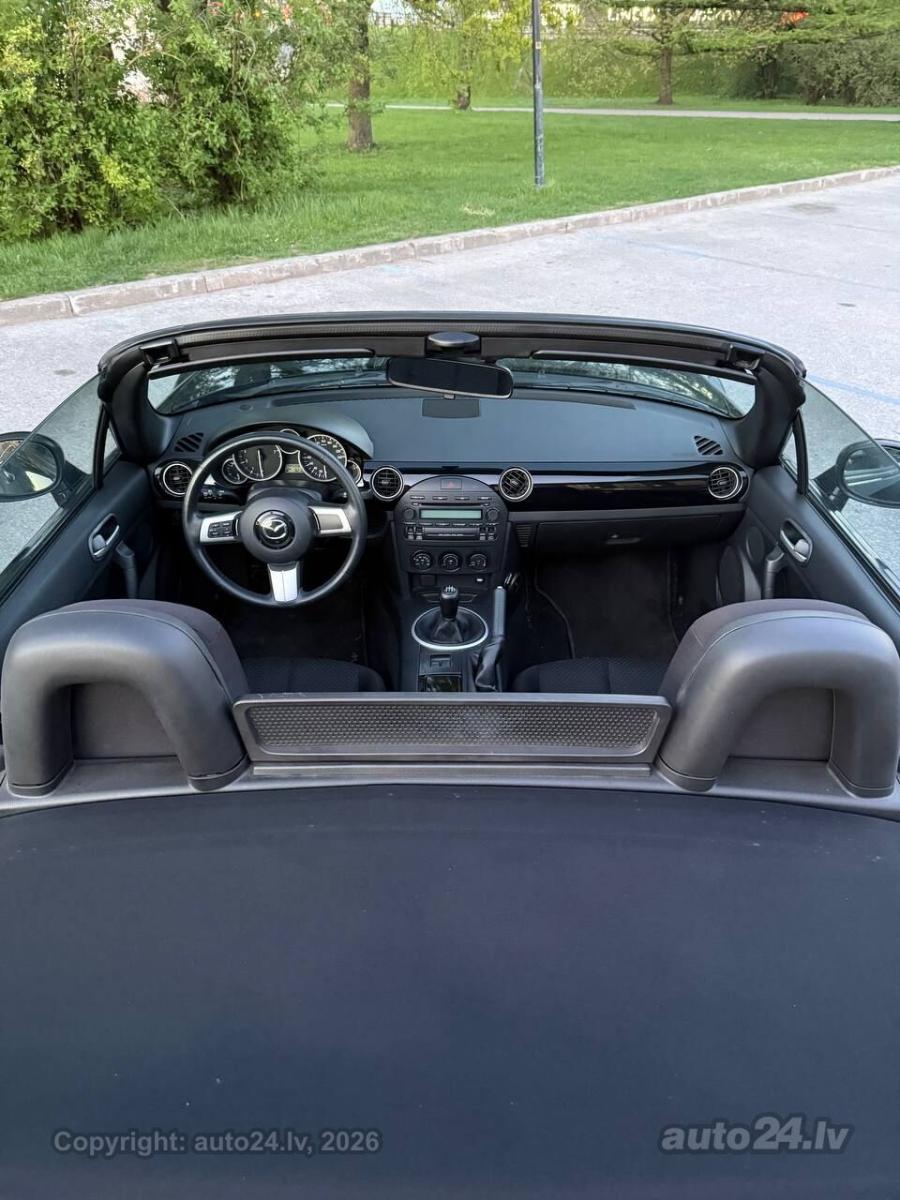 Melns Mazda MX-5 2005 Tallina, ar dzinēja tilpumu 1.80 L un nobraukumu 147 tūkst. km par 8990 €, foto 13 vietnē AUTOMOTO.COM.LV