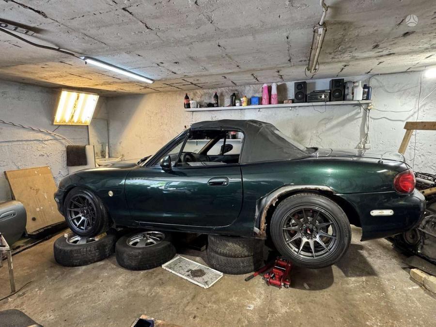 Green Mazda MX-5 2000 in Vilnius, with an engine capacity of 1.60 L and mileage of 151 thousand km for 2500 €, photo 1 on AUTOMOTO.COM.LV