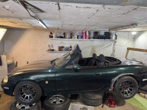 Green Mazda MX-5 2000 in Vilnius, with an engine capacity of 1.60 L and mileage of 151 thousand km for 2500 €, photo 13 on AUTOMOTO.COM.LV