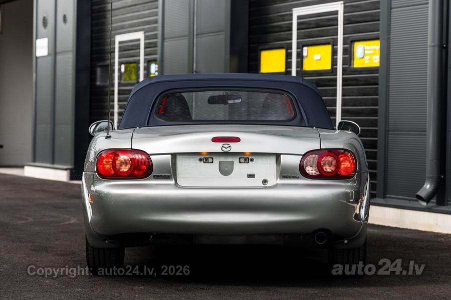 Pelēks Mazda MX-5 2003 Tallina, ar dzinēja tilpumu 1.60 L un nobraukumu 158 tūkst. km par 6790 €, foto 6 vietnē AUTOMOTO.COM.LV