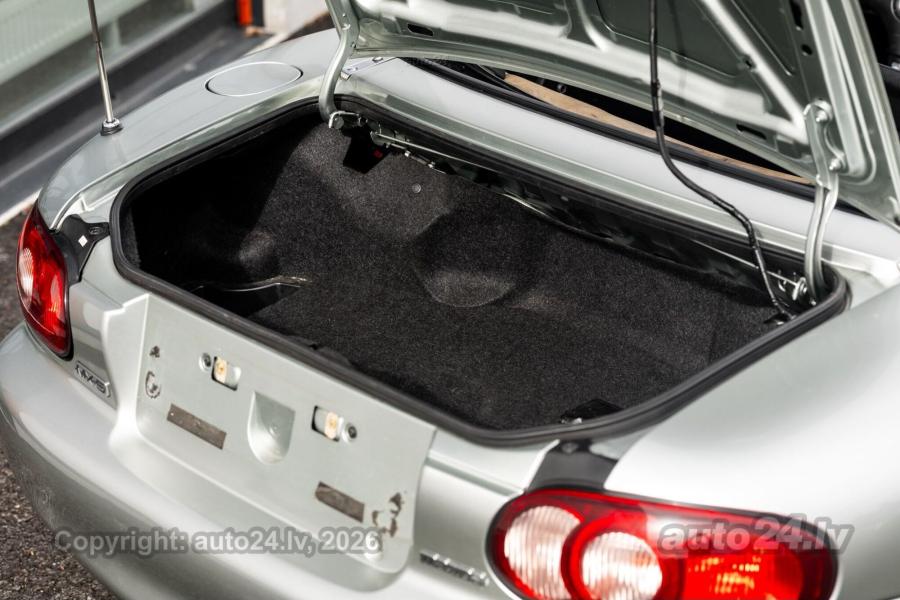 Pelēks Mazda MX-5 2003 Tallina, ar dzinēja tilpumu 1.60 L un nobraukumu 158 tūkst. km par 6790 €, foto 22 vietnē AUTOMOTO.COM.LV