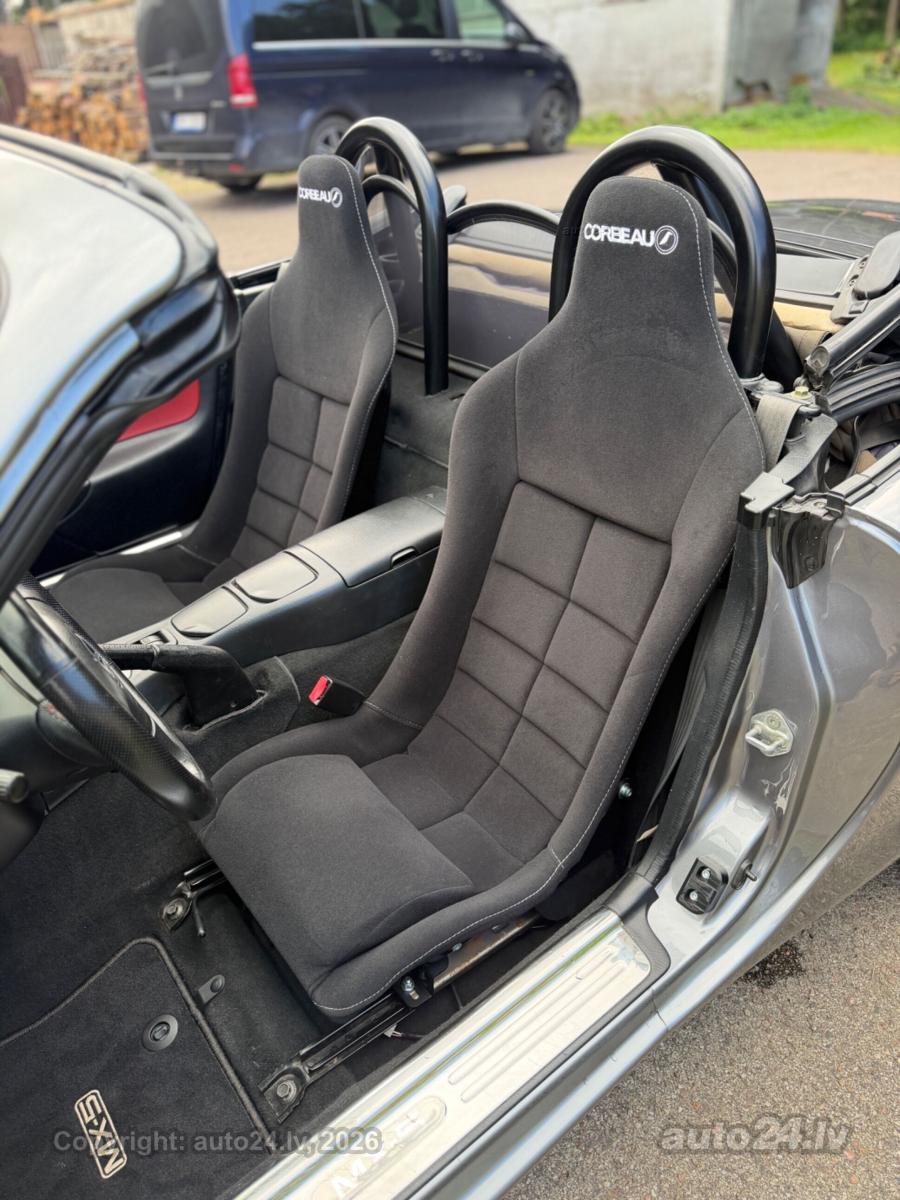 Pelēks Mazda MX-5 2004 Tallina, ar dzinēja tilpumu 1.60 L un nobraukumu 150 tūkst. km par 10500 €, foto 12 vietnē AUTOMOTO.COM.LV