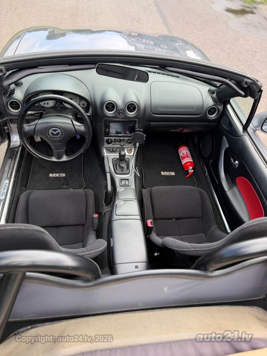 Pelēks Mazda MX-5 2004 Tallina, ar dzinēja tilpumu 1.60 L un nobraukumu 150 tūkst. km par 10500 €, foto 13 vietnē AUTOMOTO.COM.LV