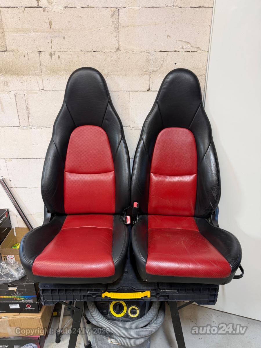 Pelēks Mazda MX-5 2004 Tallina, ar dzinēja tilpumu 1.60 L un nobraukumu 150 tūkst. km par 10500 €, foto 24 vietnē AUTOMOTO.COM.LV