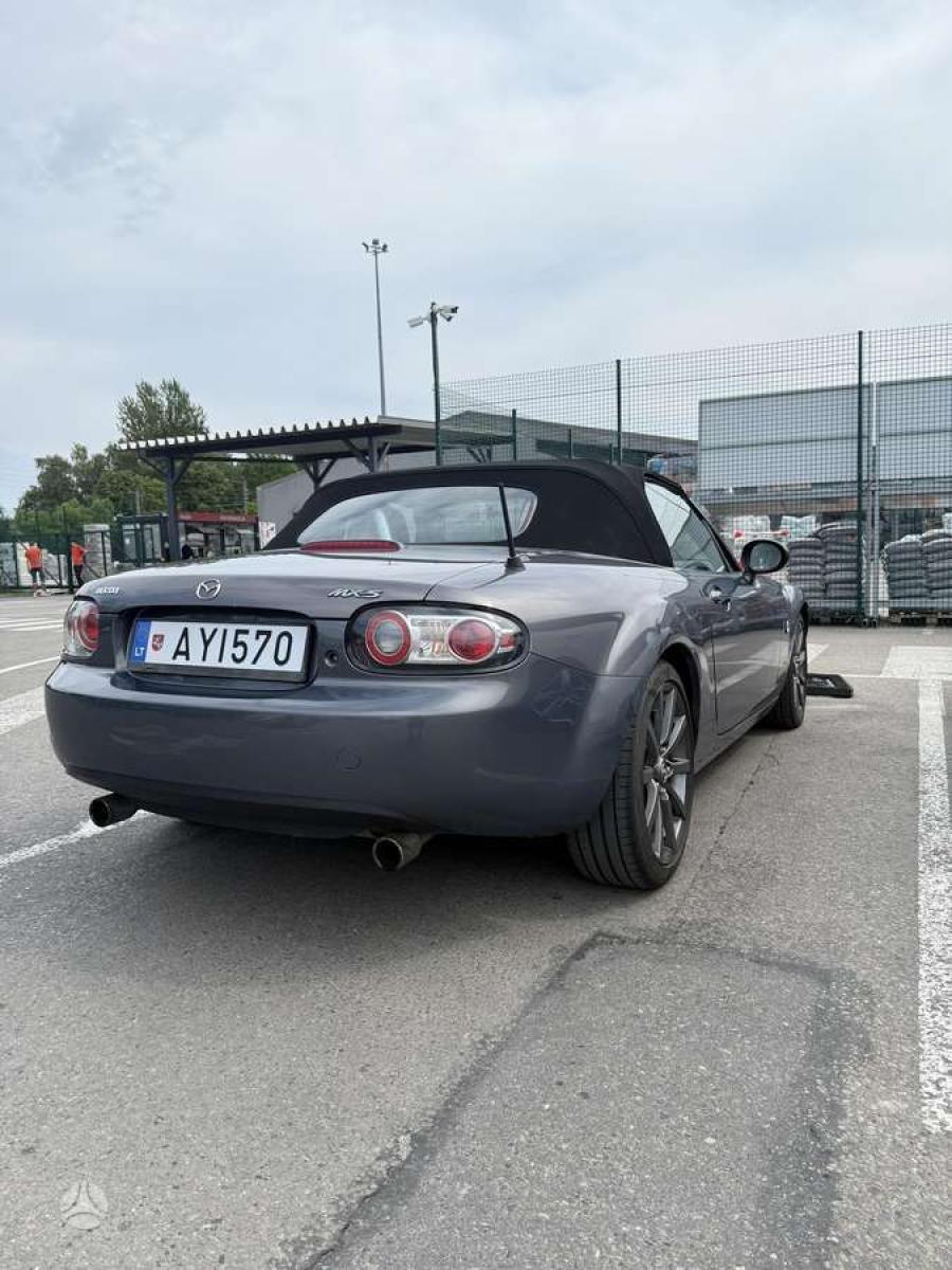 Pelēks Mazda MX-5 2006 Kauņa, ar dzinēja tilpumu 2.50 L un nobraukumu 207 tūkst. km par 5900 €, foto 5 vietnē AUTOMOTO.COM.LV