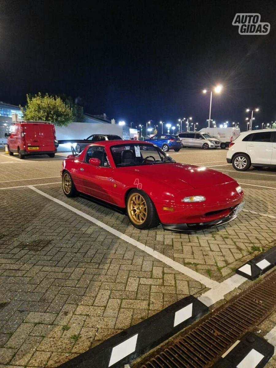Red Mazda MX-5 1991 in Kazlu Ruda, with an engine capacity of 1.60 L and mileage of 214 thousand km for 7000 €, photo 1 on AUTOMOTO.COM.LV