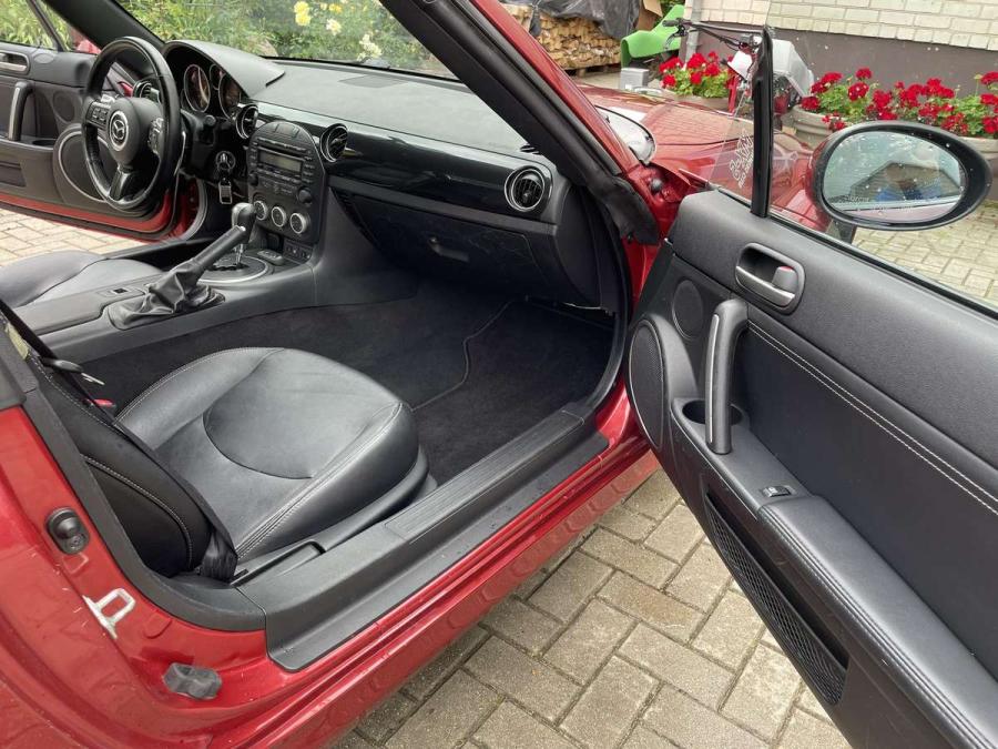 Red Mazda MX-5 2014 in Taurage, with an engine capacity of 2.00 L and mileage of 202 thousand km for 6900 €, photo 12 on AUTOMOTO.COM.LV