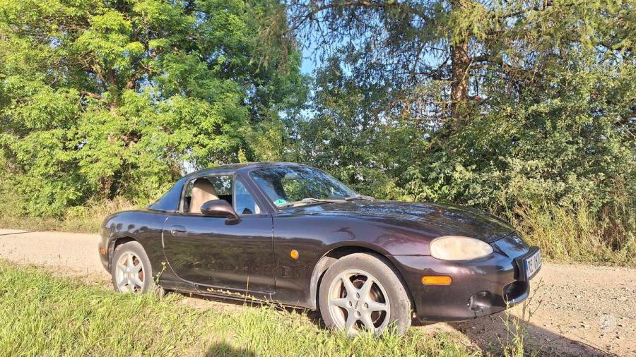 Violet Mazda MX-5 2003 in Vilnius, with an engine capacity of 1.60 L and mileage of 310 thousand km for 2900 €, photo 3 on AUTOMOTO.COM.LV