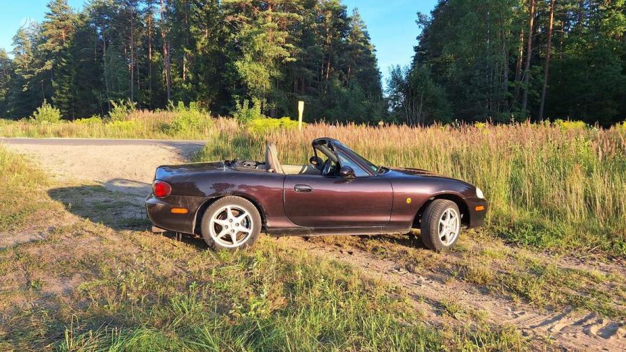 Violet Mazda MX-5 2003 in Vilnius, with an engine capacity of 1.60 L and mileage of 310 thousand km for 2900 €, photo 8 on AUTOMOTO.COM.LV