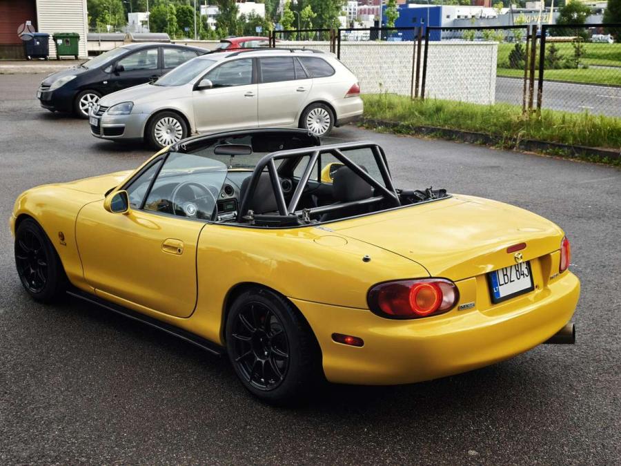 Yellow Mazda MX-5 2001 in Vilnius, with an engine capacity of 1.60 L and mileage of 187 thousand km for 6200 €, photo 3 on AUTOMOTO.COM.LV