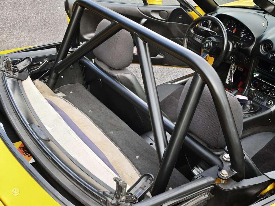 Yellow Mazda MX-5 2001 in Vilnius, with an engine capacity of 1.60 L and mileage of 187 thousand km for 6200 €, photo 19 on AUTOMOTO.COM.LV