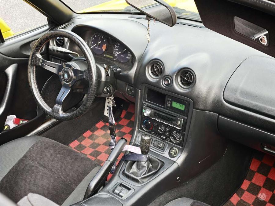 Yellow Mazda MX-5 2001 in Vilnius, with an engine capacity of 1.60 L and mileage of 187 thousand km for 6200 €, photo 20 on AUTOMOTO.COM.LV