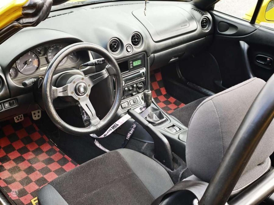 Yellow Mazda MX-5 2001 in Vilnius, with an engine capacity of 1.60 L and mileage of 187 thousand km for 6200 €, photo 21 on AUTOMOTO.COM.LV