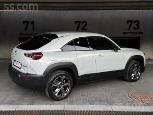 White Mazda MX 2020 in Riga, with an engine capacity of 0.00 L and mileage of 91 thousand km for 15990 €, photo 7 on AUTOMOTO.COM.LV