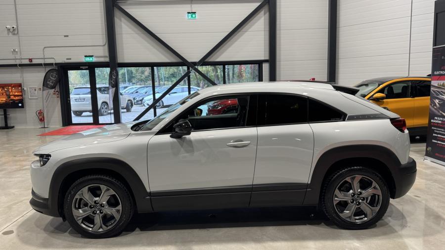 White Mazda MX 2022 in Riga, with an engine capacity of 0.00 L and mileage of 47 thousand km for 16500 €, photo 5 on AUTOMOTO.COM.LV