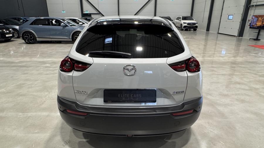 White Mazda MX 2022 in Riga, with an engine capacity of 0.00 L and mileage of 47 thousand km for 16500 €, photo 7 on AUTOMOTO.COM.LV