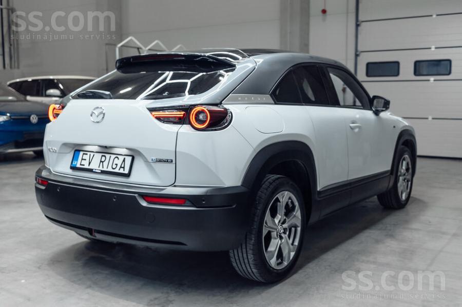 White Mazda MX 2023 in Riga, with an engine capacity of 0.00 L and mileage of 34 thousand km for 16690 €, photo 6 on AUTOMOTO.COM.LV