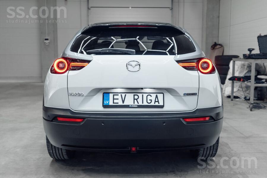 White Mazda MX 2023 in Riga, with an engine capacity of 0.00 L and mileage of 34 thousand km for 16690 €, photo 7 on AUTOMOTO.COM.LV