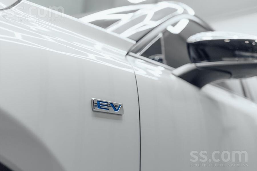 White Mazda MX 2023 in Riga, with an engine capacity of 0.00 L and mileage of 34 thousand km for 16690 €, photo 9 on AUTOMOTO.COM.LV
