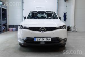 White Mazda MX 2023 in Riga, with an engine capacity of 0.00 L and mileage of 39 thousand km for 17890 €, photo 3 on AUTOMOTO.COM.LV
