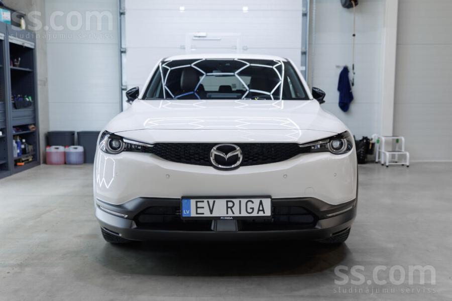White Mazda MX 2023 in Riga, with an engine capacity of 0.00 L and mileage of 39 thousand km for 17890 €, photo 3 on AUTOMOTO.COM.LV