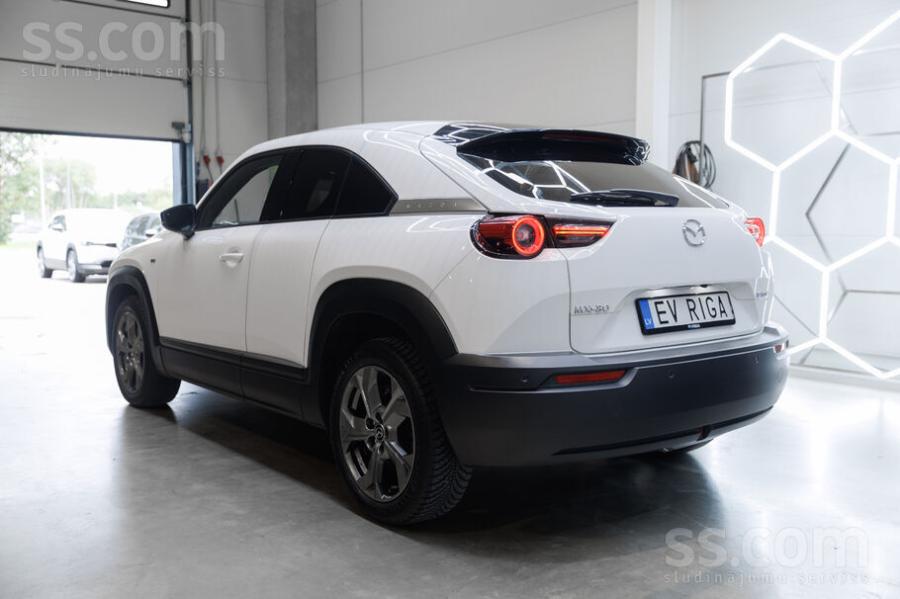 White Mazda MX 2023 in Riga, with an engine capacity of 0.00 L and mileage of 39 thousand km for 17890 €, photo 6 on AUTOMOTO.COM.LV