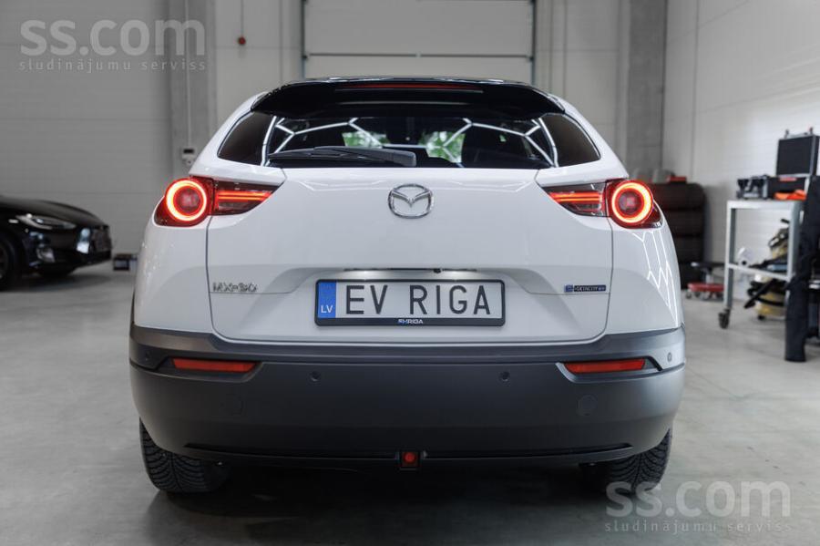 White Mazda MX 2023 in Riga, with an engine capacity of 0.00 L and mileage of 39 thousand km for 17890 €, photo 7 on AUTOMOTO.COM.LV