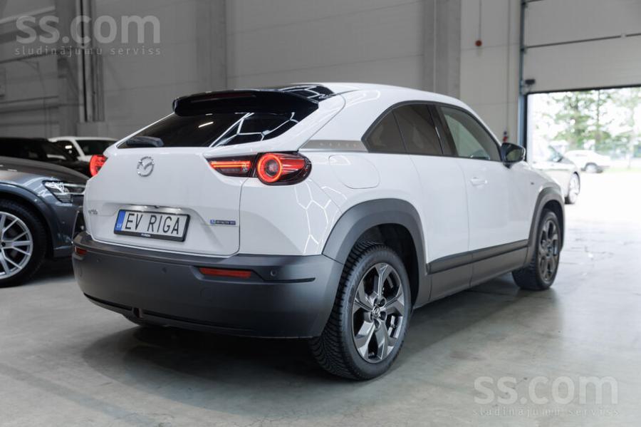 White Mazda MX 2023 in Riga, with an engine capacity of 0.00 L and mileage of 39 thousand km for 17890 €, photo 8 on AUTOMOTO.COM.LV