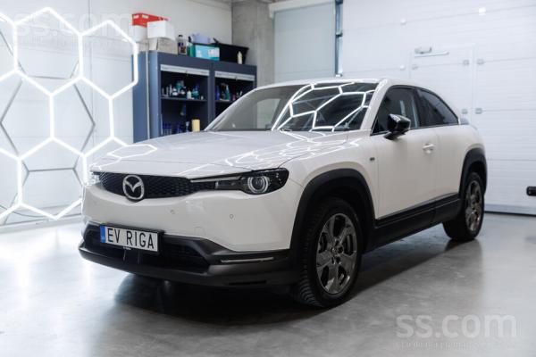 White Mazda MX 2023 in Riga, with an engine capacity of 0.00 L and mileage of 39 thousand km for 17890 €, photo 4 on AUTOMOTO.COM.LV