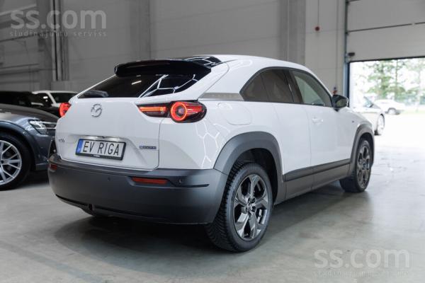 White Mazda MX 2023 in Riga, with an engine capacity of 0.00 L and mileage of 39 thousand km for 17890 €, photo 8 on AUTOMOTO.COM.LV