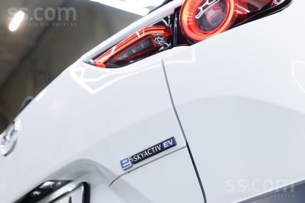 White Mazda MX 2023 in Riga, with an engine capacity of 0.00 L and mileage of 39 thousand km for 17890 €, photo 9 on AUTOMOTO.COM.LV