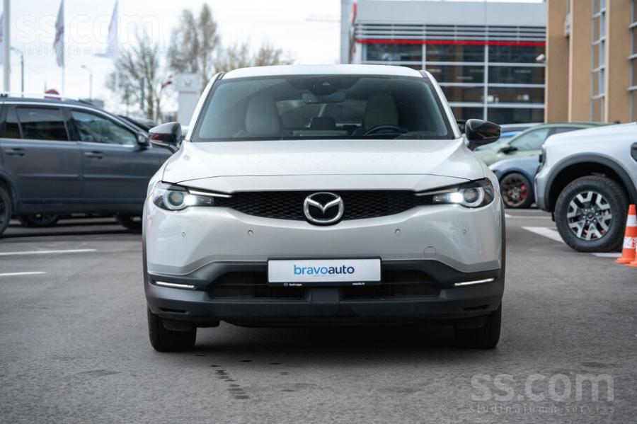 White Mazda MX 2021 in Riga, with an engine capacity of 0.00 L and mileage of 45 thousand km for 12990 €, photo 3 on AUTOMOTO.COM.LV