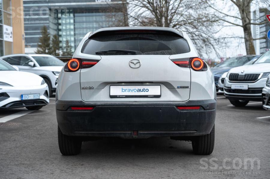 White Mazda MX 2021 in Riga, with an engine capacity of 0.00 L and mileage of 45 thousand km for 12990 €, photo 6 on AUTOMOTO.COM.LV