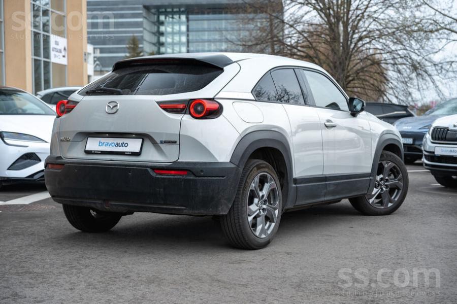 White Mazda MX 2021 in Riga, with an engine capacity of 0.00 L and mileage of 45 thousand km for 12990 €, photo 7 on AUTOMOTO.COM.LV