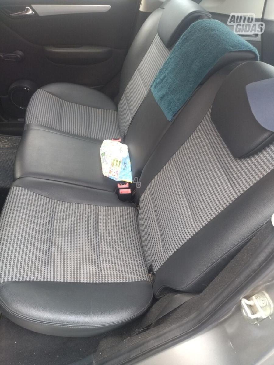 Pelēks Mercedes-Benz 180 2007 Naujoji Akmenė, ar dzinēja tilpumu 2.00 L un nobraukumu 275 tūkst. km par 1900 €, foto 6 vietnē AUTOMOTO.COM.LV