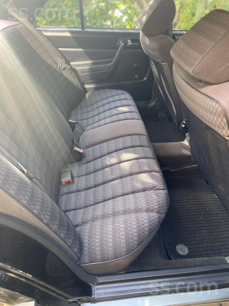 Melns Mercedes-Benz 190 1990 Rīga, ar dzinēja tilpumu 1.80 L un nobraukumu 389 tūkst. km par 3500 €, foto 10 vietnē AUTOMOTO.COM.LV