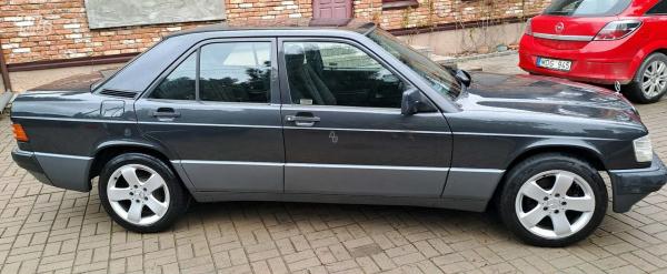 Melns Mercedes-Benz 190 1991 Viļņa, ar dzinēja tilpumu 1.80 L un nobraukumu 256 tūkst. km par 5500 €, foto 4 vietnē AUTOMOTO.COM.LV