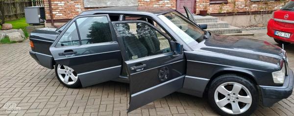 Melns Mercedes-Benz 190 1991 Viļņa, ar dzinēja tilpumu 1.80 L un nobraukumu 256 tūkst. km par 5500 €, foto 5 vietnē AUTOMOTO.COM.LV