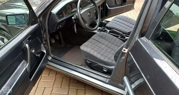 Melns Mercedes-Benz 190 1991 Viļņa, ar dzinēja tilpumu 1.80 L un nobraukumu 256 tūkst. km par 5500 €, foto 10 vietnē AUTOMOTO.COM.LV