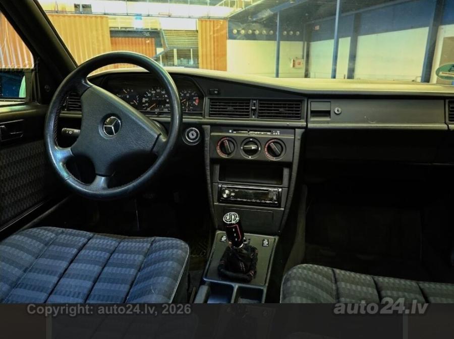 Melns Mercedes-Benz 190 1992 Tallina, ar dzinēja tilpumu 2.00 L un nobraukumu 221 tūkst. km par 4999 €, foto 6 vietnē AUTOMOTO.COM.LV