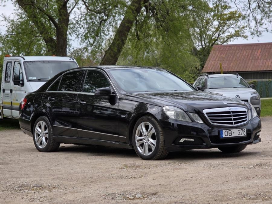 Black Mercedes-Benz 190 2009 in Riga, with an engine capacity of 2.20 L and mileage of 320 thousand km for 7200 €, photo 8 on AUTOMOTO.COM.LV