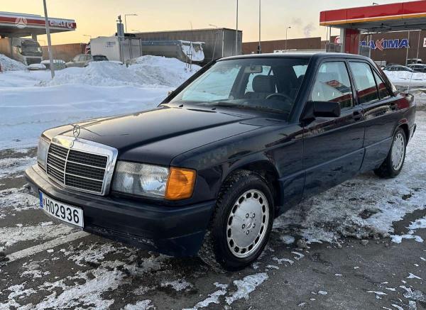 Blue Mercedes-Benz 190 1990 in Vilnius, with an engine capacity of 1.80 L and mileage of 267 thousand km for 5500 €, photo 1 on AUTOMOTO.COM.LV