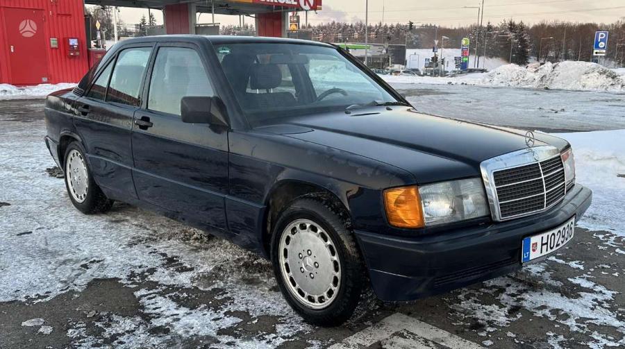 Blue Mercedes-Benz 190 1990 in Vilnius, with an engine capacity of 1.80 L and mileage of 267 thousand km for 5500 €, photo 3 on AUTOMOTO.COM.LV