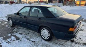 Blue Mercedes-Benz 190 1990 in Vilnius, with an engine capacity of 1.80 L and mileage of 267 thousand km for 5500 €, photo 7 on AUTOMOTO.COM.LV