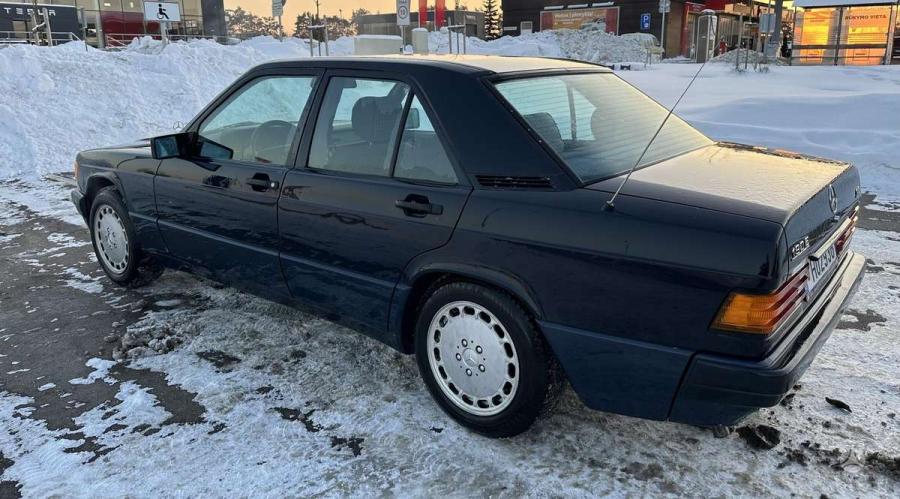 Blue Mercedes-Benz 190 1990 in Vilnius, with an engine capacity of 1.80 L and mileage of 267 thousand km for 5500 €, photo 7 on AUTOMOTO.COM.LV