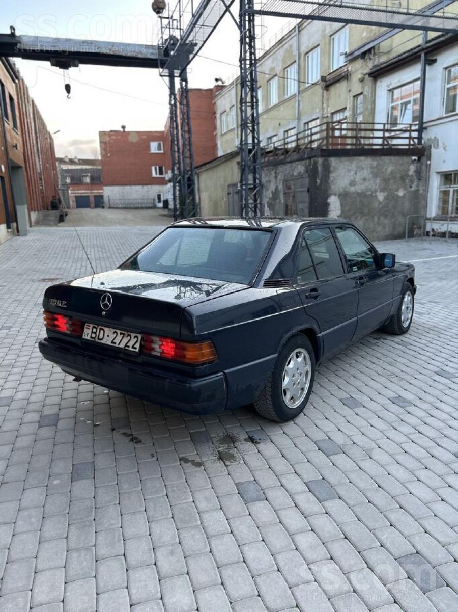 Blue Mercedes-Benz 190 1993 in Cesis, with an engine capacity of 1.80 L and mileage of 333 thousand km for 4000 €, photo 3 on AUTOMOTO.COM.LV