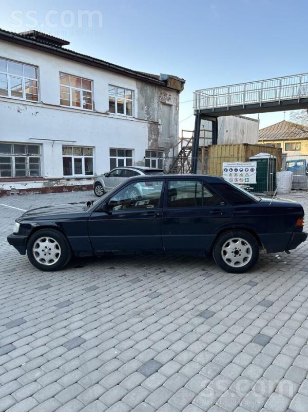 Blue Mercedes-Benz 190 1993 in Cesis, with an engine capacity of 1.80 L and mileage of 333 thousand km for 4000 €, photo 5 on AUTOMOTO.COM.LV