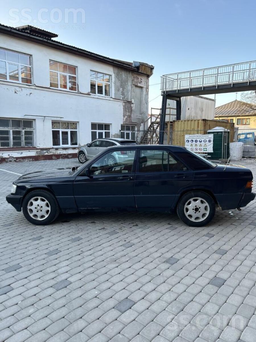 Blue Mercedes-Benz 190 1993 in Cesis, with an engine capacity of 1.80 L and mileage of 333 thousand km for 4000 €, photo 5 on AUTOMOTO.COM.LV