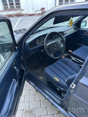 Blue Mercedes-Benz 190 1993 in Cesis, with an engine capacity of 1.80 L and mileage of 333 thousand km for 4000 €, photo 7 on AUTOMOTO.COM.LV